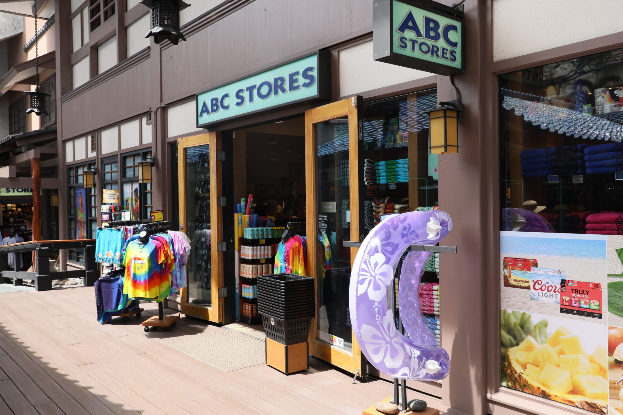 ABC STORES ヒルトンハワイアンヴィレッジ店 カイル・タケナカ店長インタビュー | SHIRITAIKUN